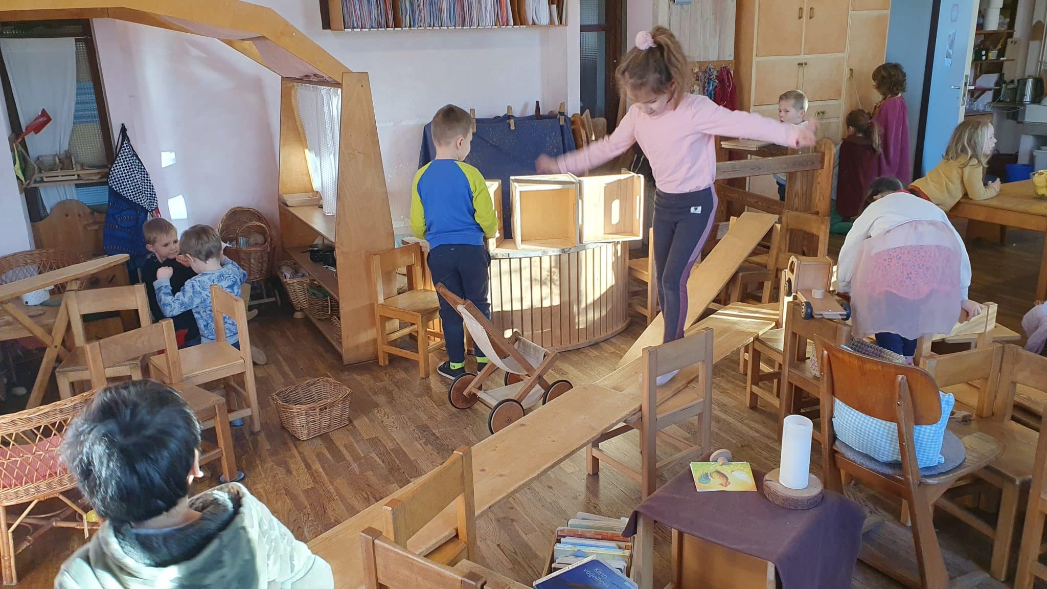 De kleuters klimmen, klauteren en slapen – Lohrangrin De kleuters klimmen, klauteren en slapen – Lohrangrin